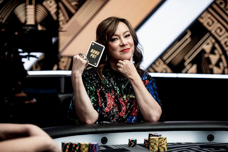 1-0: Jennifer Tilly scores on Gerard Pique in Big Game bomb pot